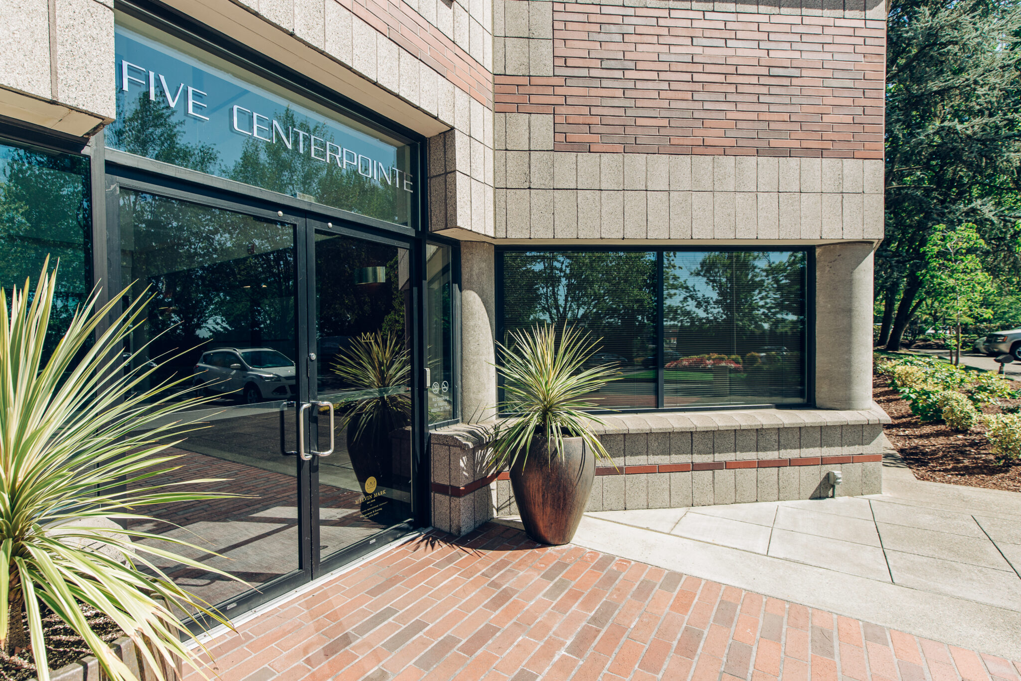 Five Centerpointe - Melvin Mark